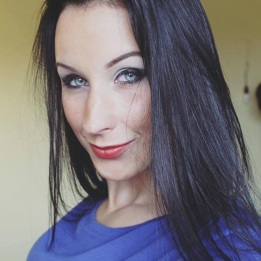 Latviešu meitene Māra izpilda Chris Isaak - Wicked Game dziesmu - Spoki